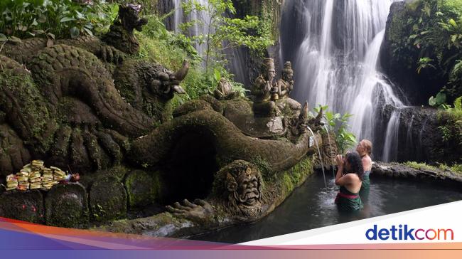 Melihat Ritual Melukat yang Kini Jadi Tren Wisata Religi di Bali