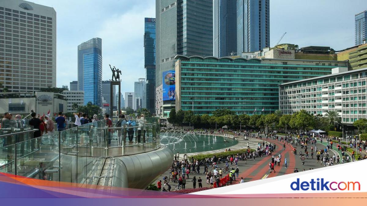 Cobalah Nongkrong di Halte Bundaran HI, Sekali Saja