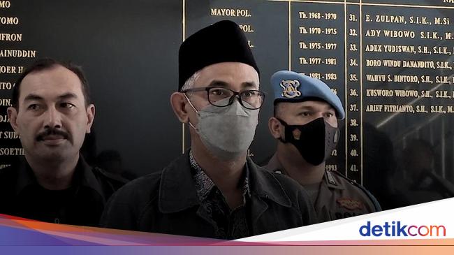 6 Fakta Eks Kepsek MTs Tersangka Pemukulan 19 Siswi di Gresik 6 Fakta Eks Kepsek MTs Tersangka Pemukulan 19 Siswi di Gresik