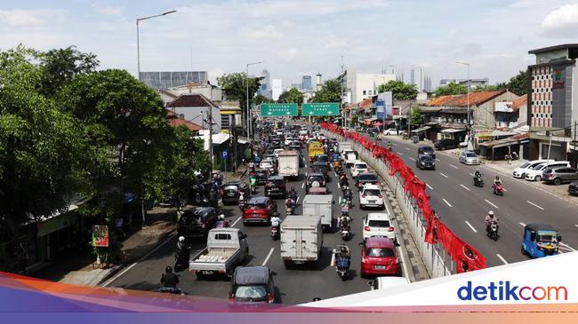Jalan Basuki Rahmat Arah Tebet Macet, Ini Penampakannya - Foto 4