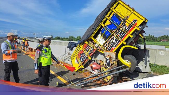 Penampakan Truk Tabrak Barrier Tewaskan 1 Orang di Tol Jomo: Hancur!