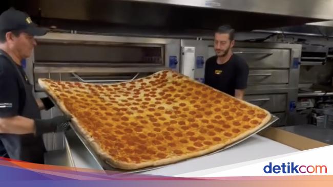 Pizza Terbesar di Dunia Ini Lebarnya 1,3 Meter dan Bisa Jadi 200 Potong