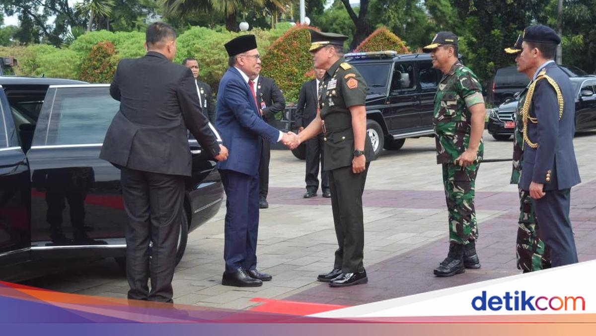 Anwar Ibrahim Kenang Jenderal AH Nasution dan Benny Moerdani di TMPNU ...