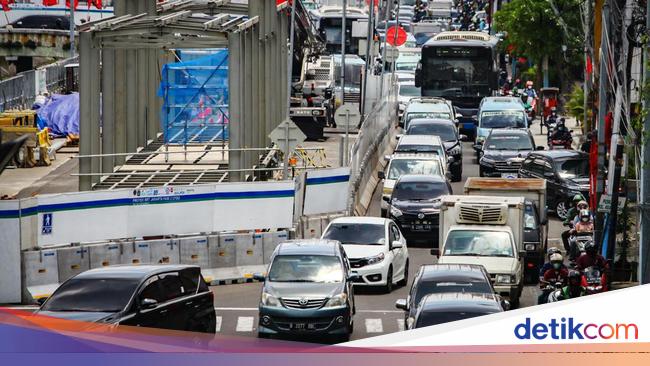 Potret Macet di Jalan Gajah Mada Jakbar Siang Ini