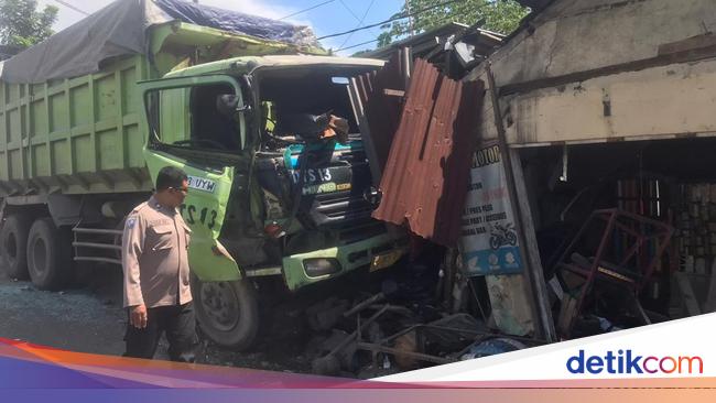 Truk Seruduk Bengkel-Rumah Warga di Mojokerto, 2 Korban Luka