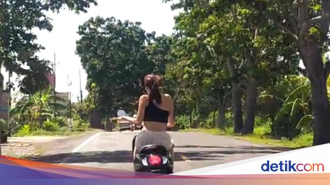 Viral, Video Bule Berjoget Saat Mengendarai Motor di Jembrana