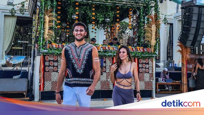 8 Potret Wulan Guritno Liburan di Bali, Peluk Mesra Hingga Joget Bareng Pacar