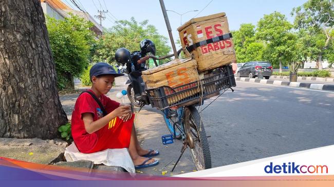Ketegaran di Balik Tawa Bocah SD Surabaya Jualan Es Gabus Usai Ayah Wafat