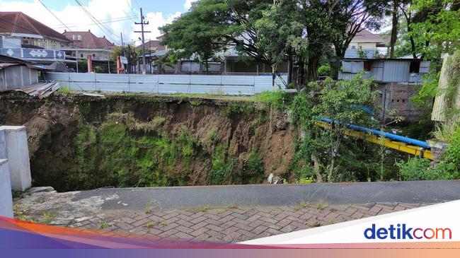 8 Bulan Ambrol, Jembatan Lembah Dieng Kota Malang Belum Juga Diperbaiki 8 Bulan Ambrol, Jembatan Lembah Dieng Kota Malang Belum Juga Diperbaiki