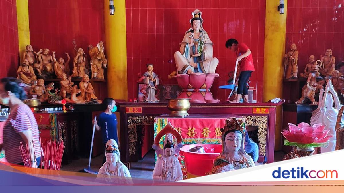 Klenteng Hoo Tong Bio Banyuwangi Bersolek Sambut Imlek, Ganti Jubah-Mahkota