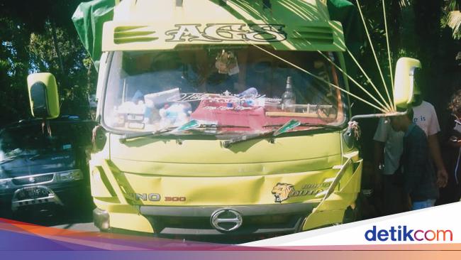 Truk Seruduk 2 Kendaraan di Jalan Amlapura-Denpasar Truk Seruduk 2 Kendaraan di Jalan Amlapura-Denpasar