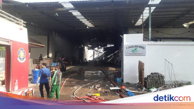 Pabrik Kayu di Ngaliyan Semarang Terbakar Dini Hari Tadi, 4 Jam Baru Padam