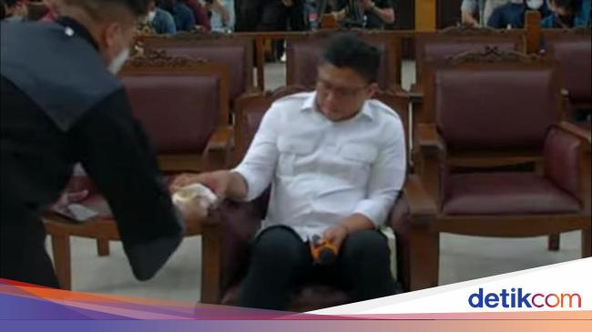 Ferdy Sambo Nangis, 28 Tahun Jadi Polisi hingga Bawa-bawa Penghargaan