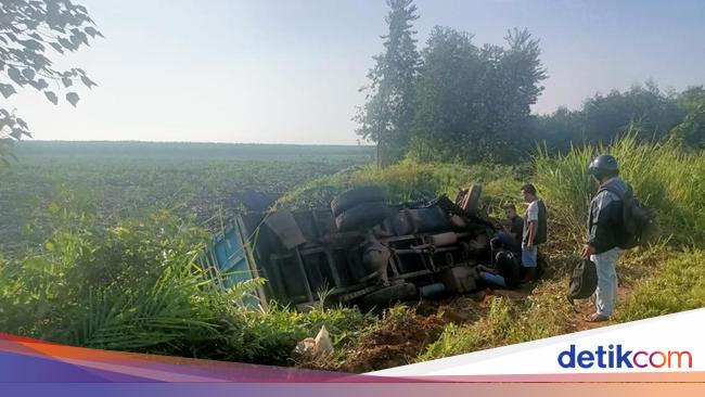 Truk Sawit Kontra Avanza di Jambi, 2 Korban Terjepit