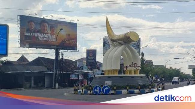 Tugu Kartonyono 'Medot Janji' di Ngawi