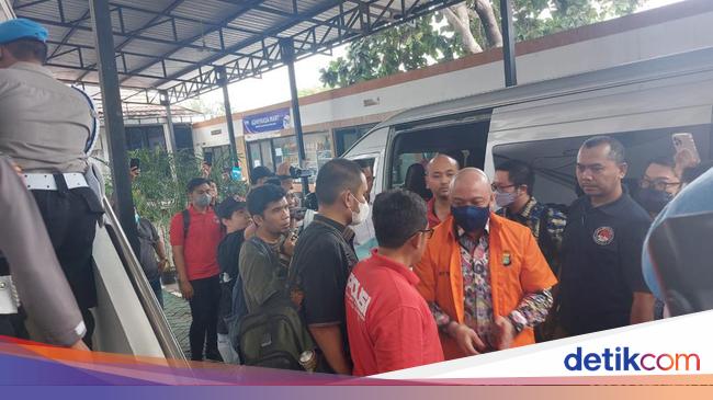 Irjen Teddy Minahasa Tiba di Kejari Jakbar, Hotman Paris Dampingi Irjen Teddy Minahasa Tiba di Kejari Jakbar, Hotman Paris Dampingi
