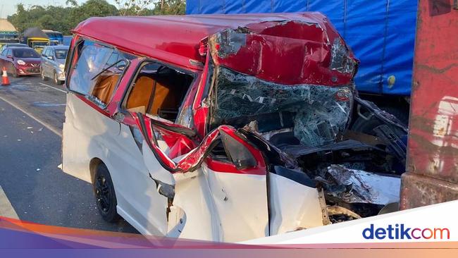 Penampakan Angkot Berpenumpang Ringsek Usai Tertabrak Truk di Tol Tangerang