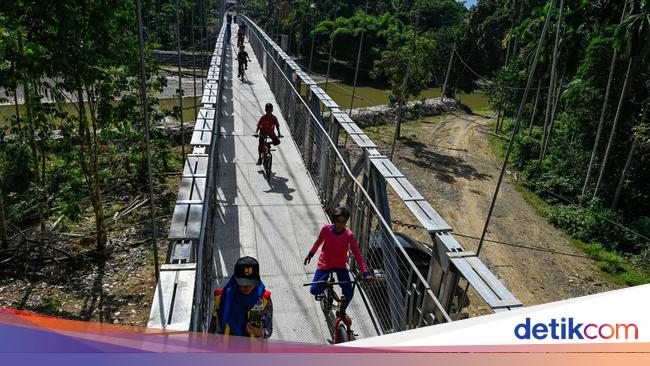 Antusias Warga Desa di Pedalaman Aceh Lintasi Jembatan Gantung Baru