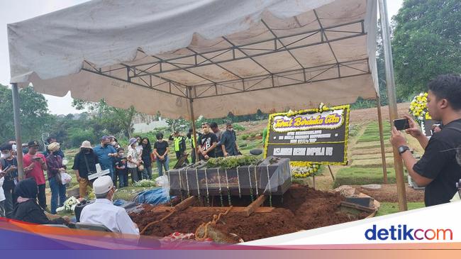 Jenazah Angela Korban Mutilasi Dimakamkan di TPU Kampung Kandang Jaksel