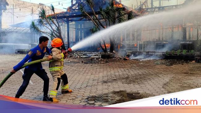 Detik-detik Api Muncul dan Hanguskan RM Ampera Bandung