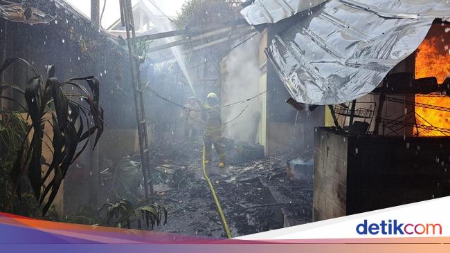 Rumah Semipermanen di Jaksel Terbakar, 21 Mobil Damkar Dikerahkan