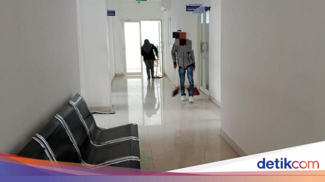 Sejoli Nekat Bermesraan di Alun-alun Kota Malang Disanksi Ngepel-Nyapu Sejoli Nekat Bermesraan di Alun-alun Kota Malang Disanksi Ngepel-Nyapu