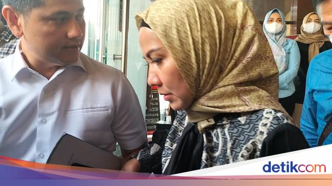 Momen Tatapan Venna Melinda Redam Emosi Suami: Ingat Ferry, Kamu Punya Ibu! Momen Tatapan Venna Melinda Redam Emosi Suami: Ingat Ferry, Kamu Punya Ibu!