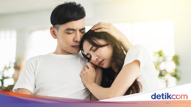 10 Cara Menghibur Pasangan Ketika Sedih Supaya Hatinya Tenang