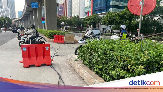 Awas! Kabel Listrik Menjuntai ke Jalan di Rasuna Said Jaksel