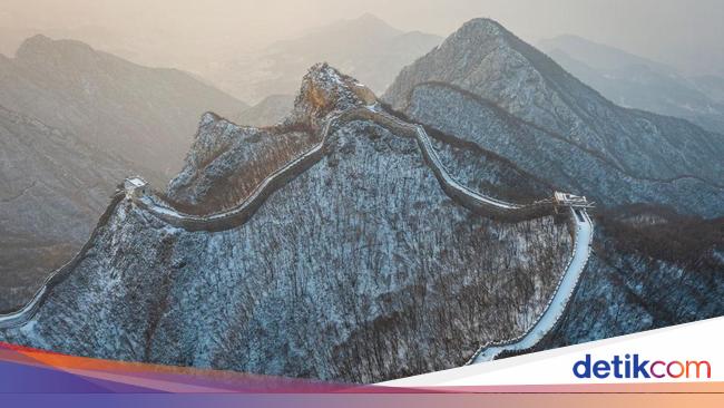 Kemegahan Tembok Raksasa China Saat Tertutup Salju dan Kabut