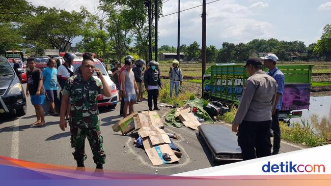 2 Pemotor Tewas Tertabrak Truk Oleng di Mojokerto