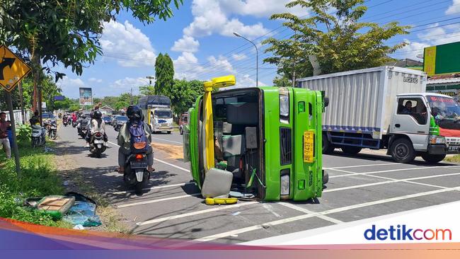 Minibus Rombongan Besan Terguling di Wonogiri