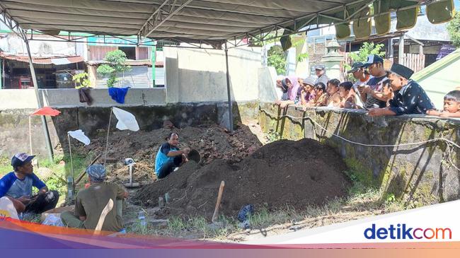 10 Makam Keluarga Kiai Dibongkar Imbas Pembangunan Tol Kediri 10 Makam Keluarga Kiai Dibongkar Imbas Pembangunan Tol Kediri