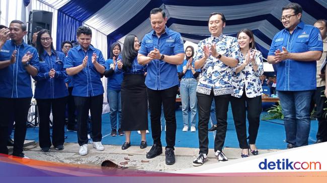Teriakan 'Presiden' Menggema Saat AHY Resmikan Kantor Baru Demokrat Pacitan Teriakan 'Presiden' Menggema Saat AHY Resmikan Kantor Baru Demokrat Pacitan