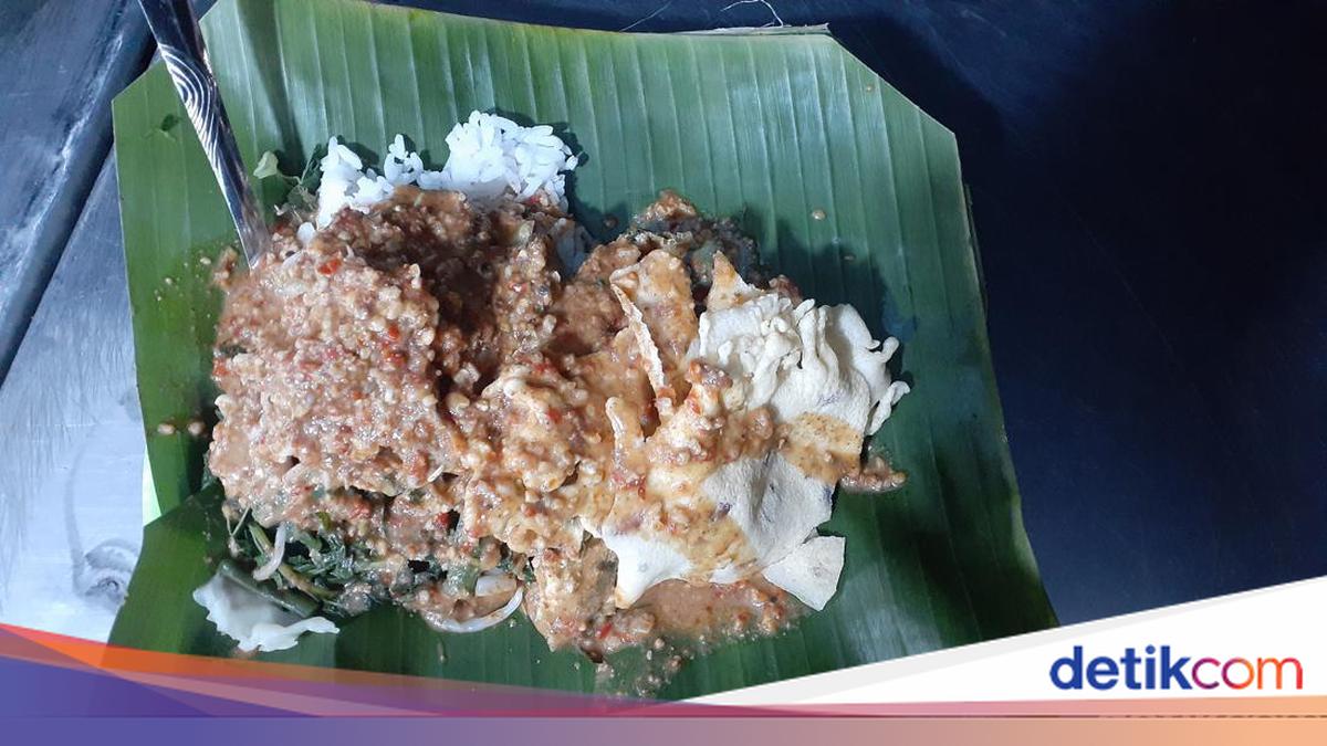 Nasi Pecel Mbok Sador, Kuliner Malam Legend di Simpang Lima Semarang