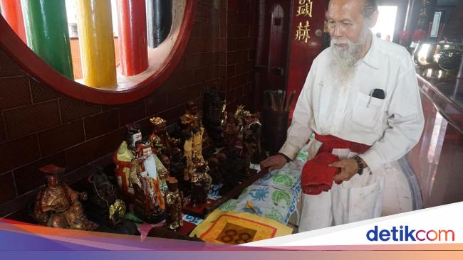 Melihat Tradisi Memandikan Rupang di Vihara Dharmayana Kuta Jelang Imlek