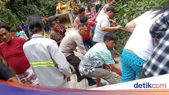 Detik-detik Angkot Terperosok ke Jurang Sedalam 40 Meter di Simalungun
