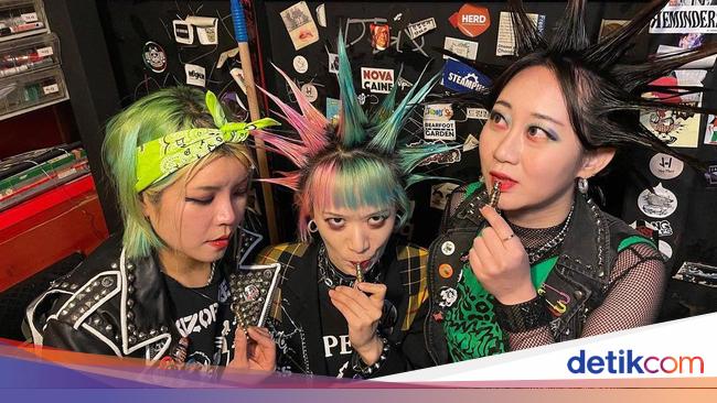 Viral! Band Punk Korea Rumkicks Makan Pecel Lele di Pinggir Jalan