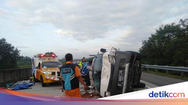 Mobil Pikap Ditabrak hingga Terguling di Tol Boyolali, 1 Orang Tewas Mobil Pikap Ditabrak hingga Terguling di Tol Boyolali, 1 Orang Tewas