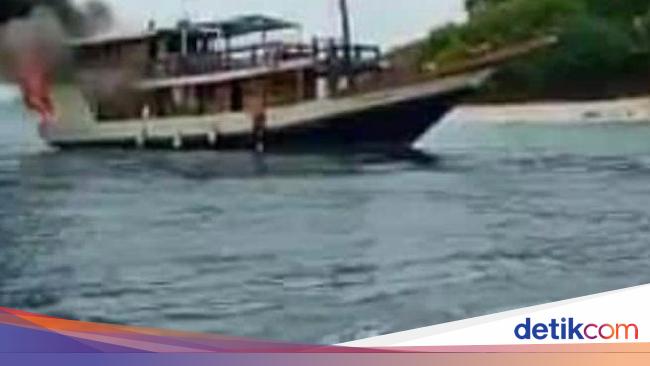 Kapal Wisata di Labuan Bajo Terbakar Saat Penumpang Makan Siang