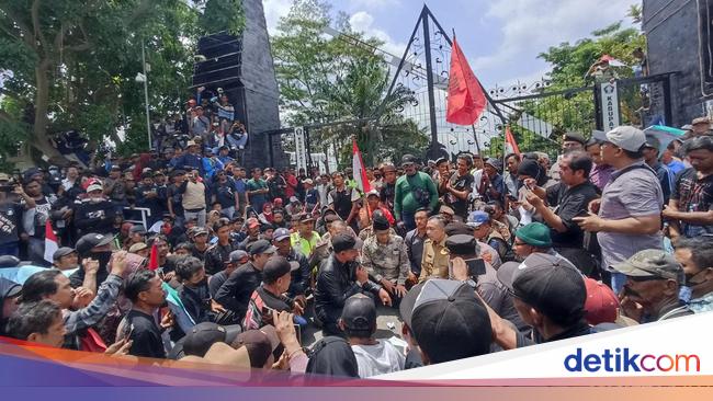 Ribuan Warga Blitar Selatan Luruk Kantor Pemkab Tuntut Pembangunan Merata Ribuan Warga Blitar Selatan Luruk Kantor Pemkab Tuntut Pembangunan Merata