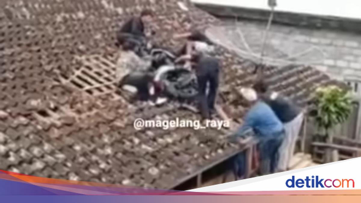 Beredar Video Pemotor Nyangkut di Atap Rumah Magelang, Kok Bisa?