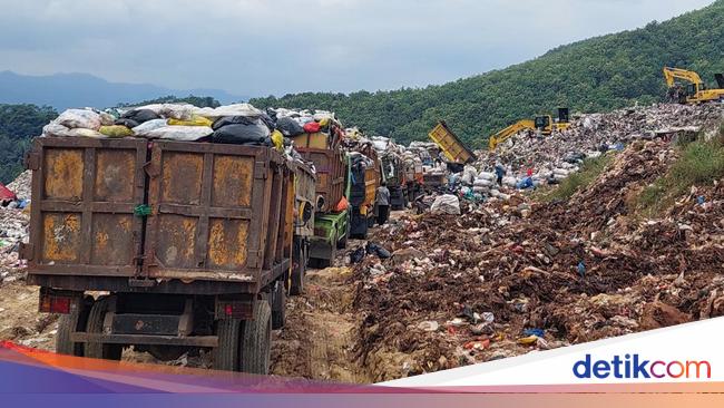 Walhi: Pembatasan Pembuangan Sampah ke TPA Sarimukti Bukan Solusi