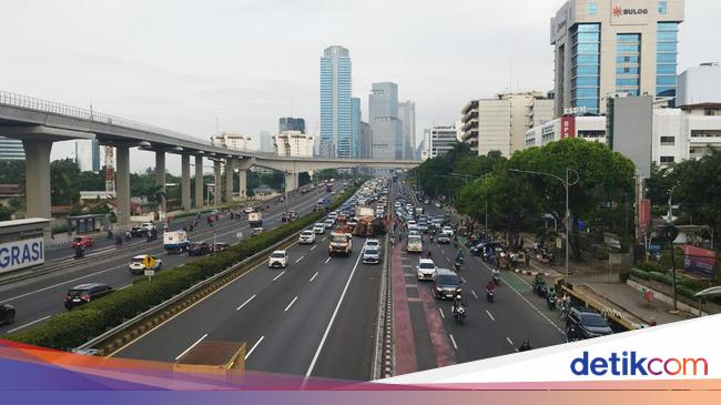 Tabrakan Beruntun Truk di Tol Dalkot Arah Cawang, Lalin Macet