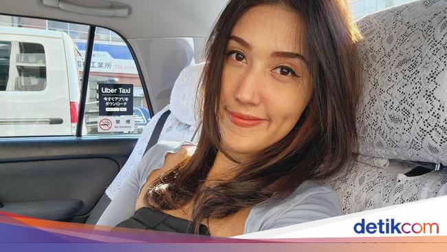 Tunjukkan Kaki Saat Live, Streamer Twitch Di-banned 3 Hari