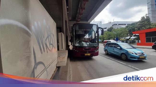 Potret Halte TransJ Setiabudi Kotor Akibat Vandalisme