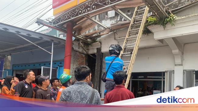Pekerja Genteng Tewas Tersengat Listrik di Atap Alfamart Lombok