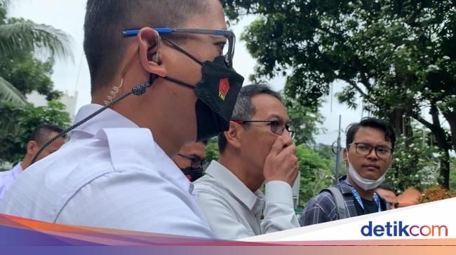 Heru Budi Tutup Mulut Saat Ditanya Penggeledahan KPK di DPRD DKI Heru Budi Tutup Mulut Saat Ditanya Penggeledahan KPK di DPRD DKI