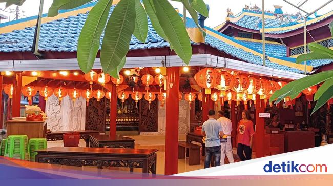 Semarak Persiapan Imlek di Kelenteng Tertua Bali Semarak Persiapan Imlek di Kelenteng Tertua Bali