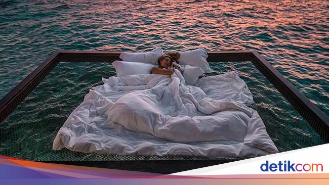 Sudah Pernah Coba Nginap 'di Atas' Laut? di Sini Bisa!